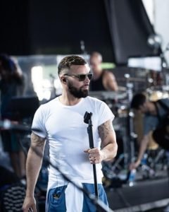 Descubre estos famosos que usan lentes | Gentleman USA